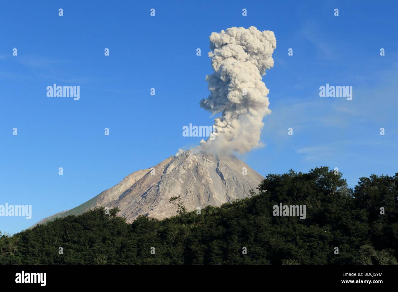 Volcano eruption sumatra indonesia hi-res stock photography and images ...