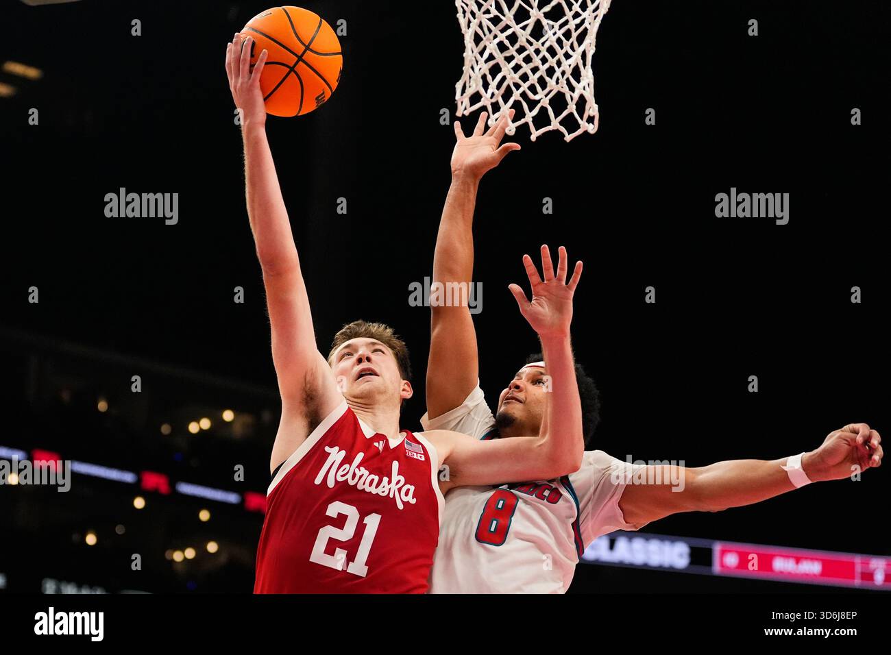 Nebraska forward Pryce Sandfort (21) gets past New Mexico guard Chris ...