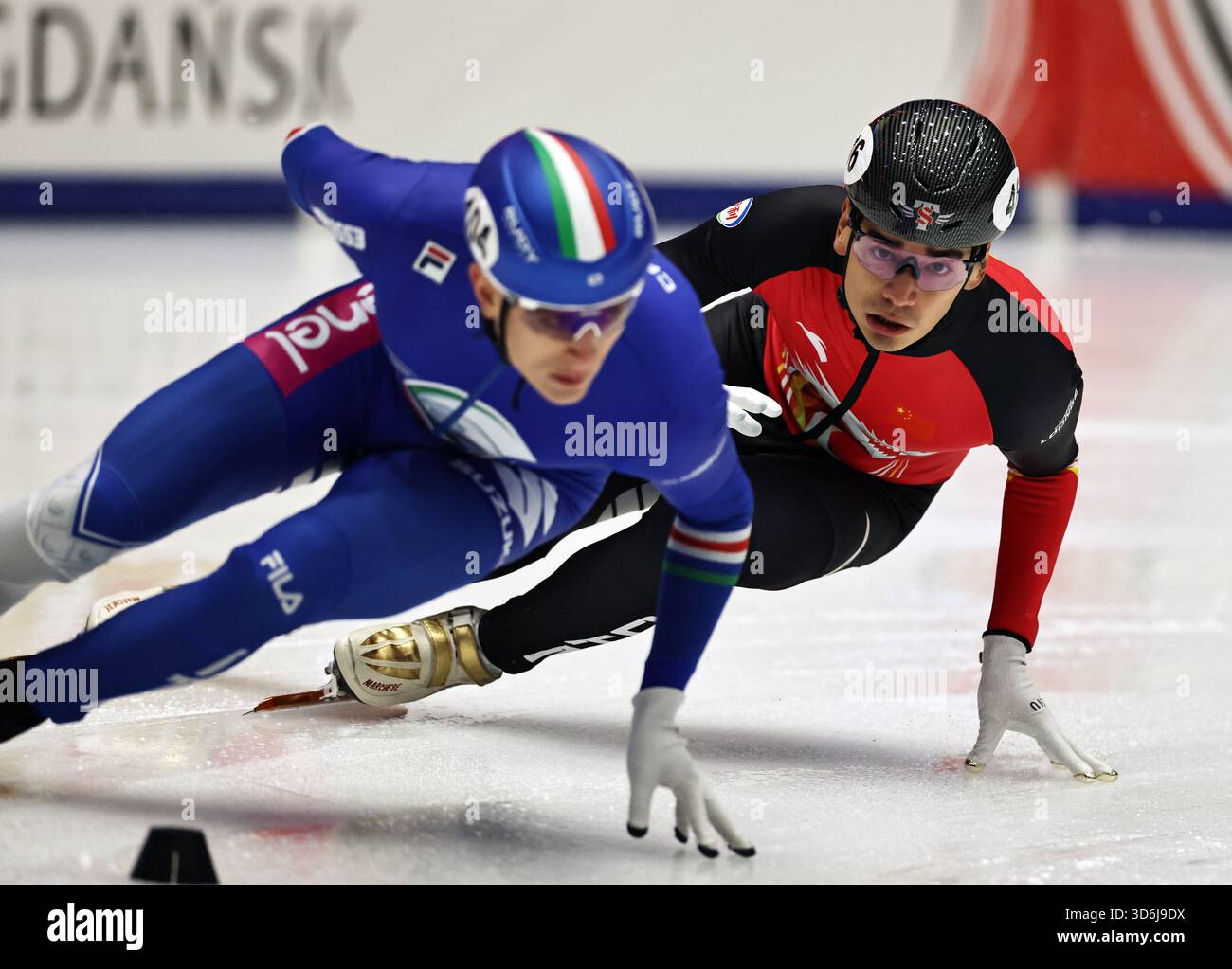 (251121) -- GDANSK, Nov. 21, 2025 (Xinhua) -- Liu Shaolin (R) of team ...