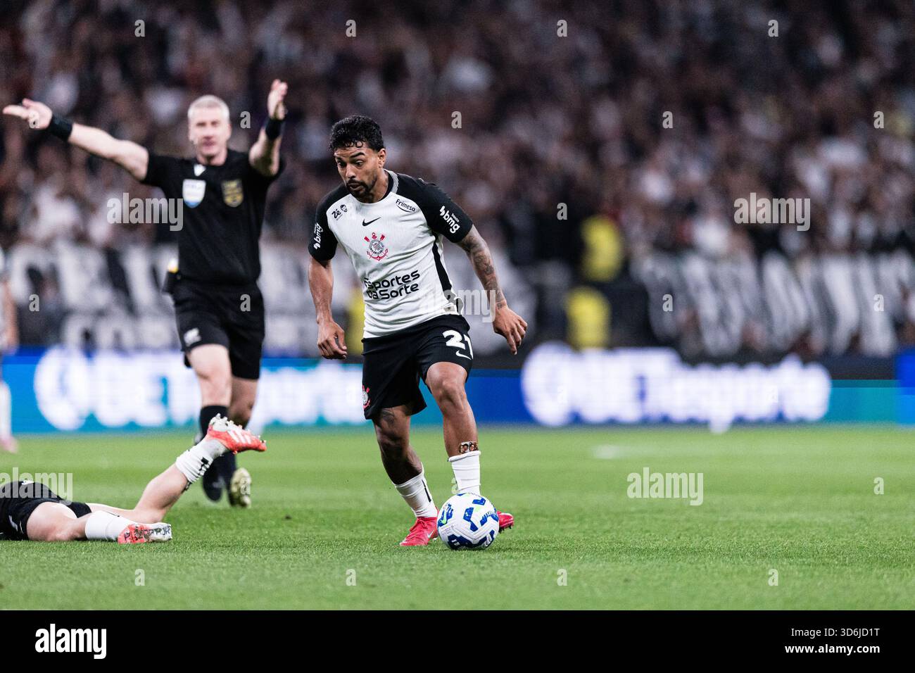 SAO PAULO,BRAZIL - NOVEMBER 20: The Campeonato Brasileiro Série A 2025 ...