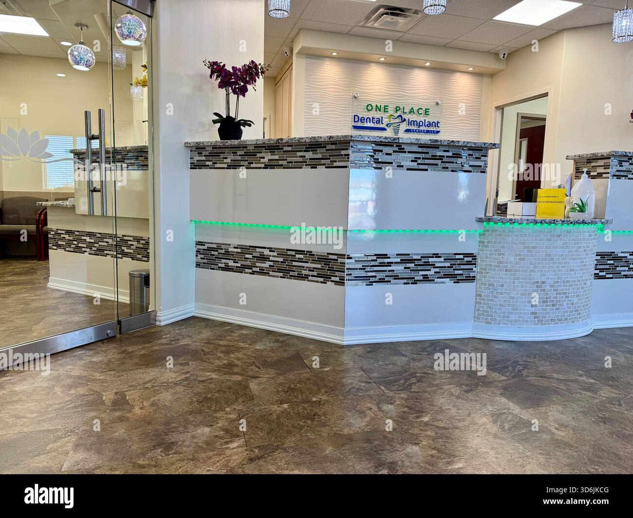 One place dental implant hi-res stock photography and images - Alamy