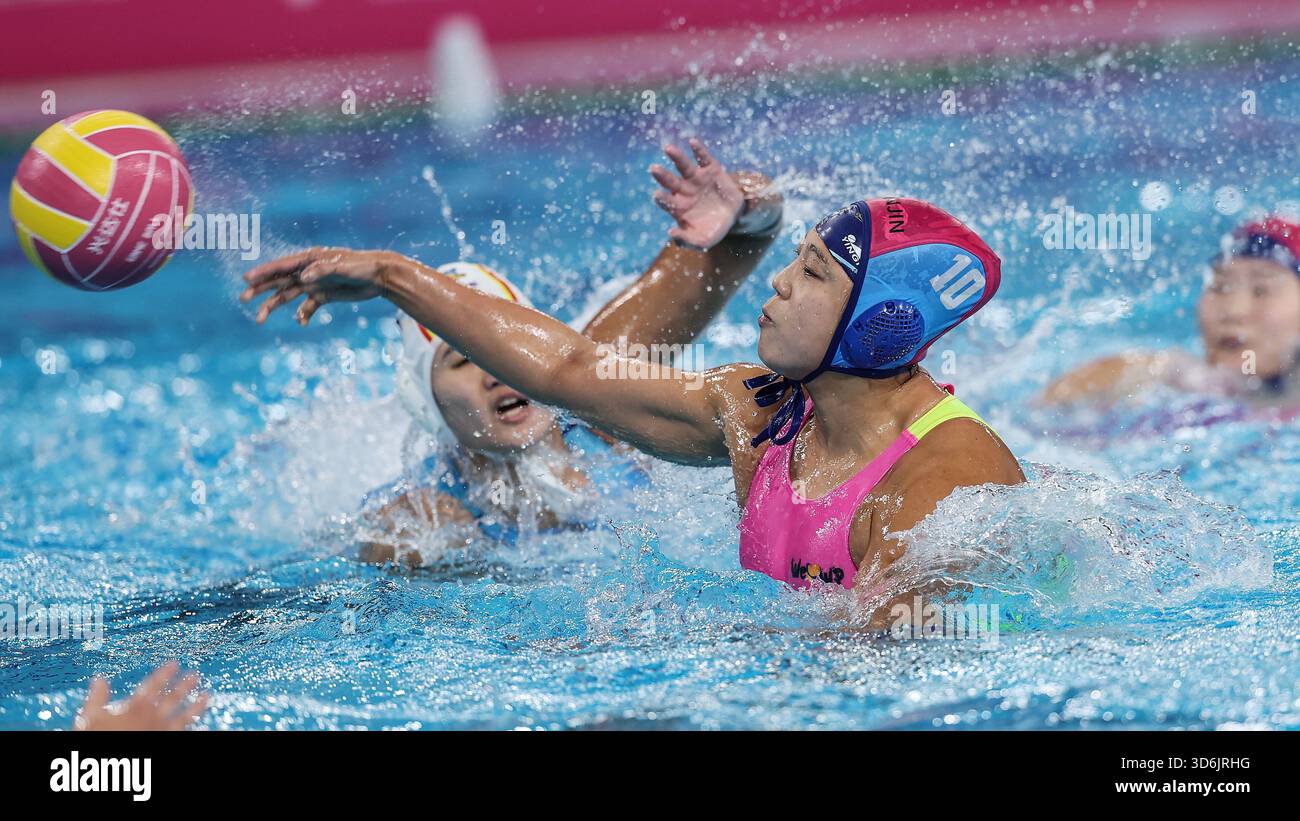 (251121) -- GUANGZHOU, Nov. 21, 2025 (Xinhua) -- Zhu Yajing (front) of ...