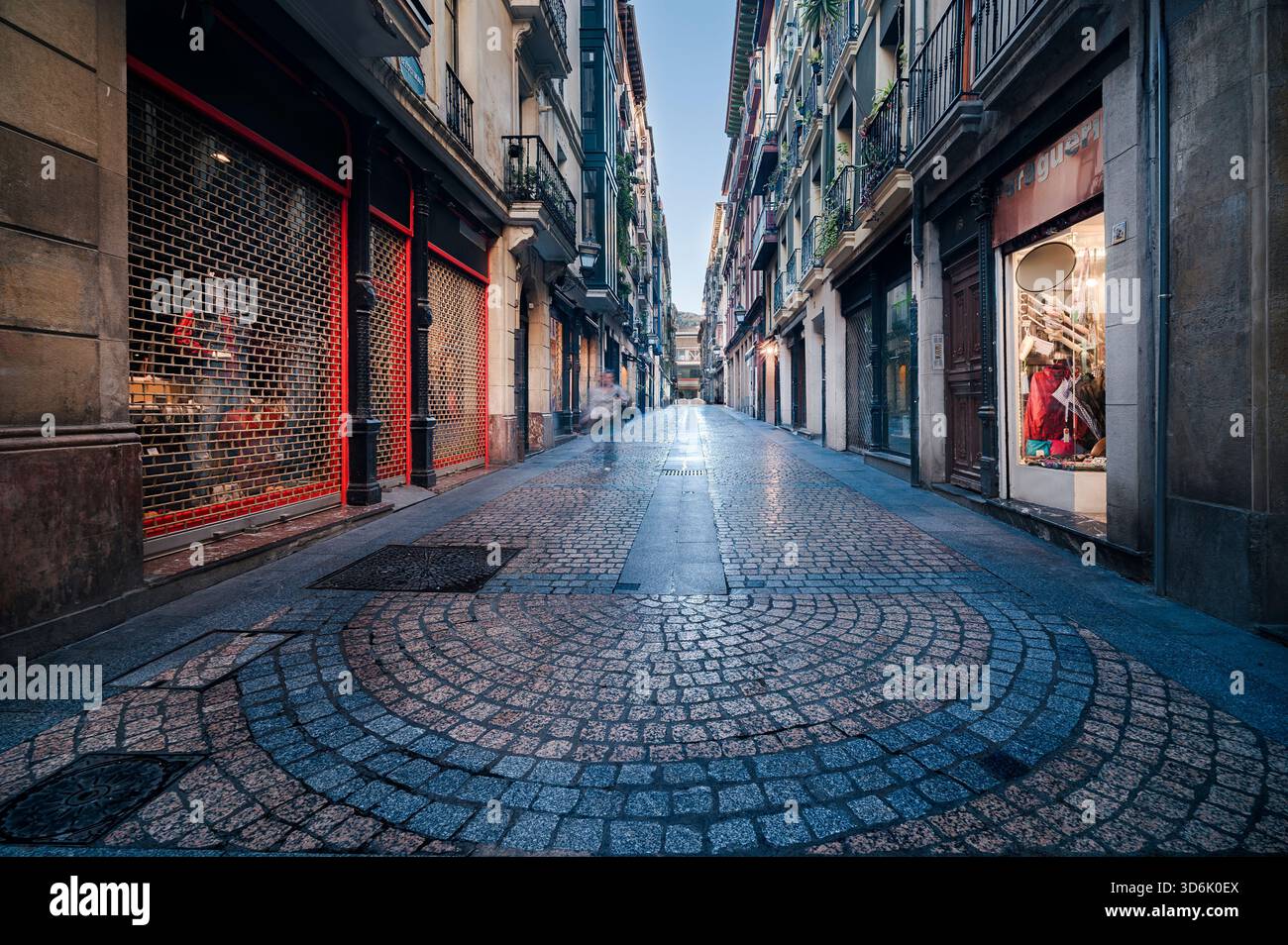 Quiet street scene cobblestone hi-res stock photography and images - Alamy