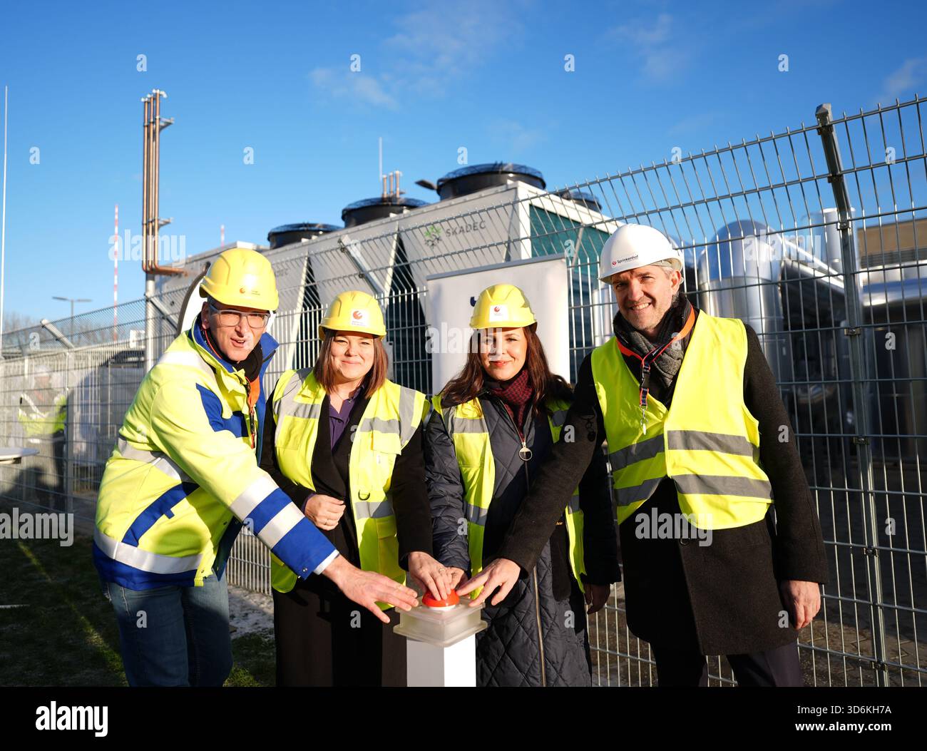 21 November 2025, Hamburg: Anna Gallina (2nd from right, Alliance 90 ...