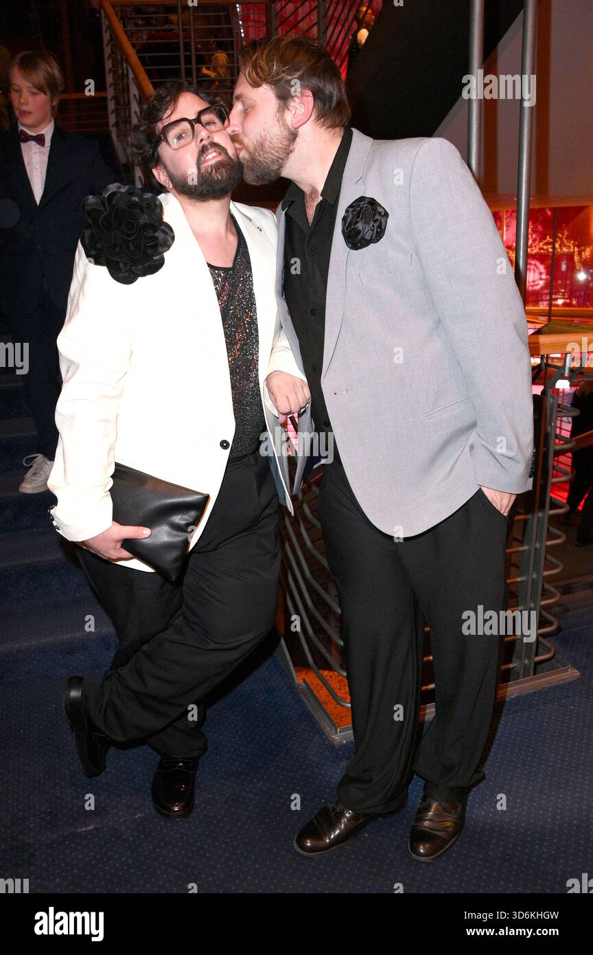 Steven Preisner und Florian Gibki bei der Weltpremiere der Show Cirque ...