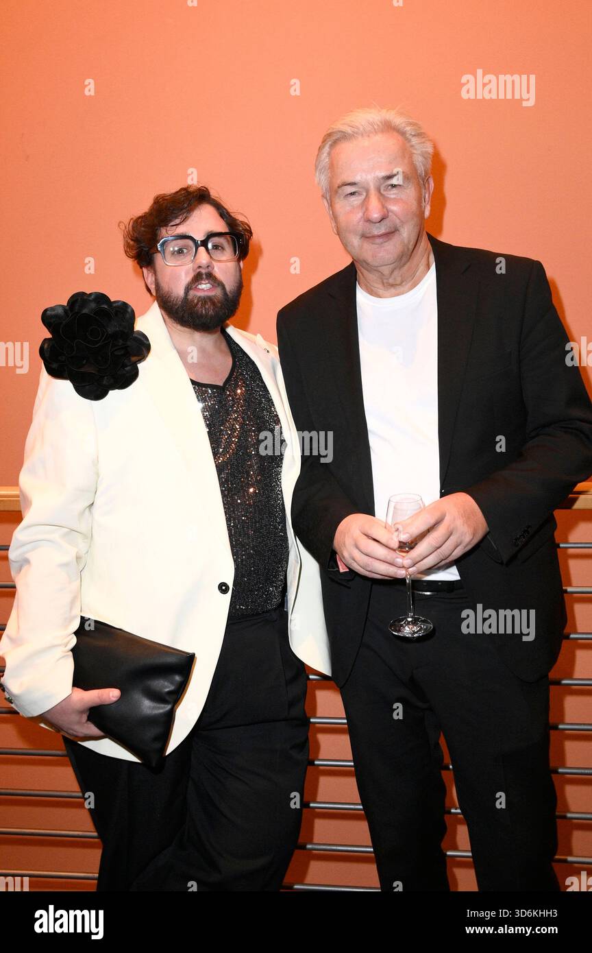 Steven Preisner und Klaus Wowereit bei der Weltpremiere der Show Cirque ...