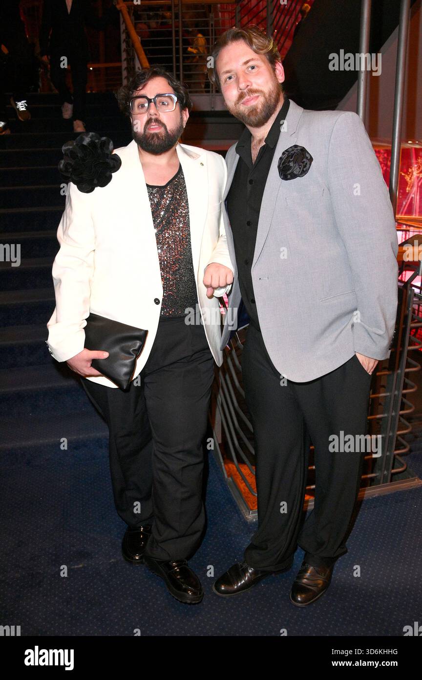 Steven Preisner und Florian Gibki bei der Weltpremiere der Show Cirque ...