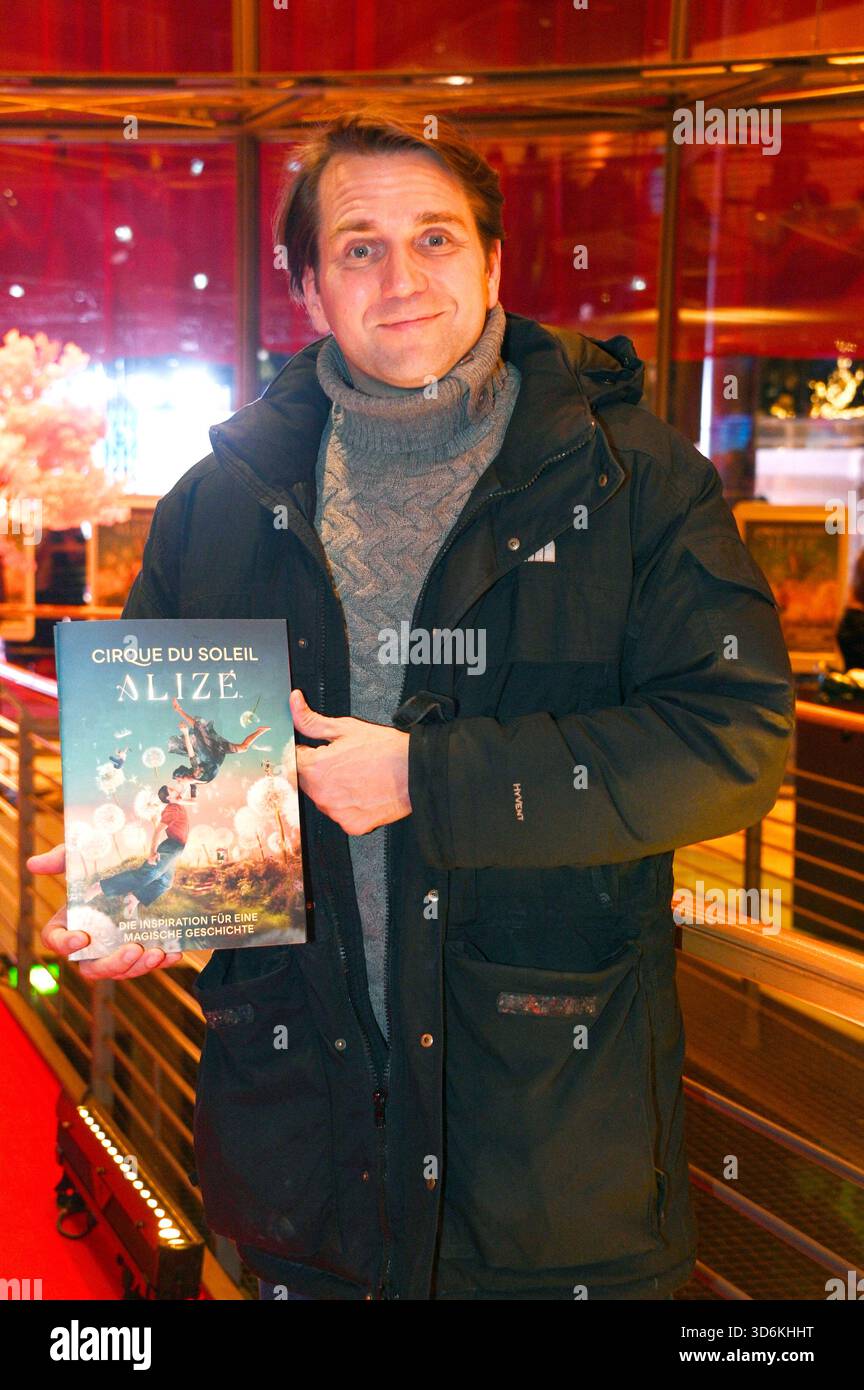 Pierre Kiwitt bei der Weltpremiere der Show Cirque du Soleil - Alize im ...