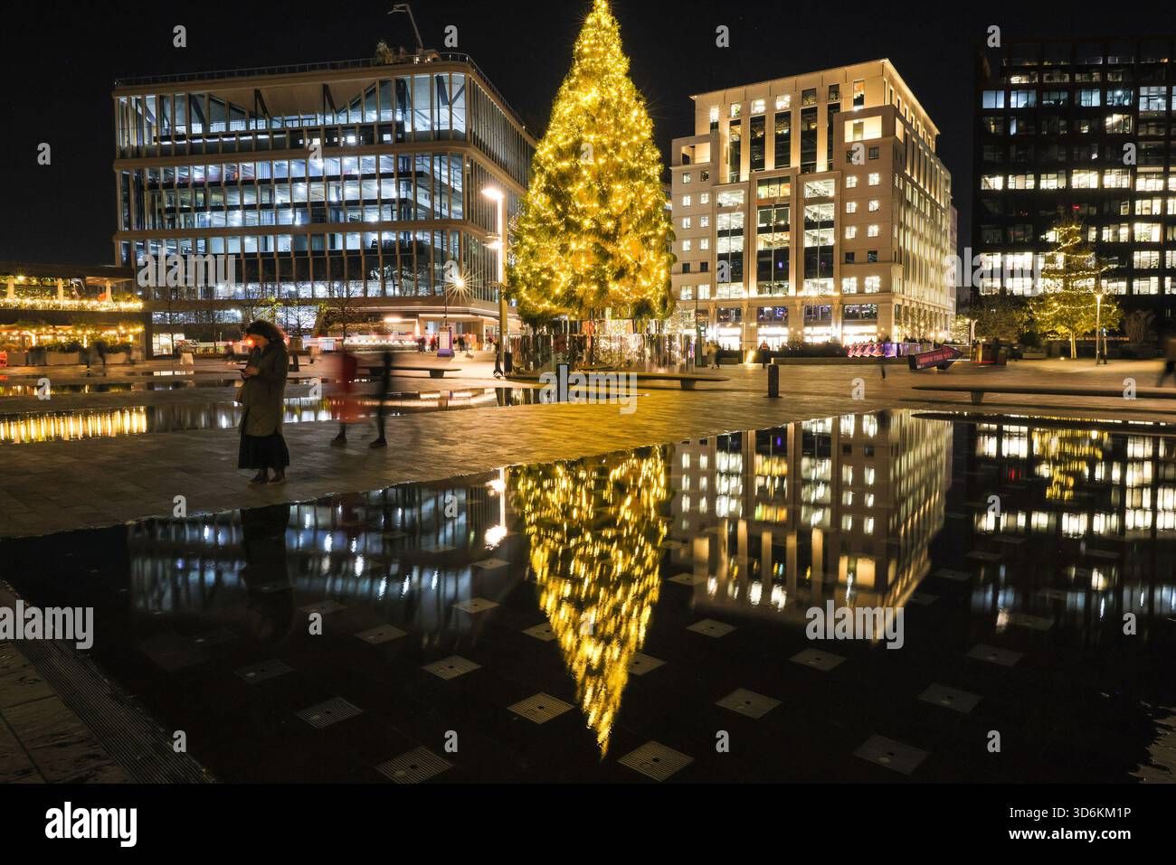 London, UK. 20th Nov, 2025. A 60-foot traditional Christmas tree ...