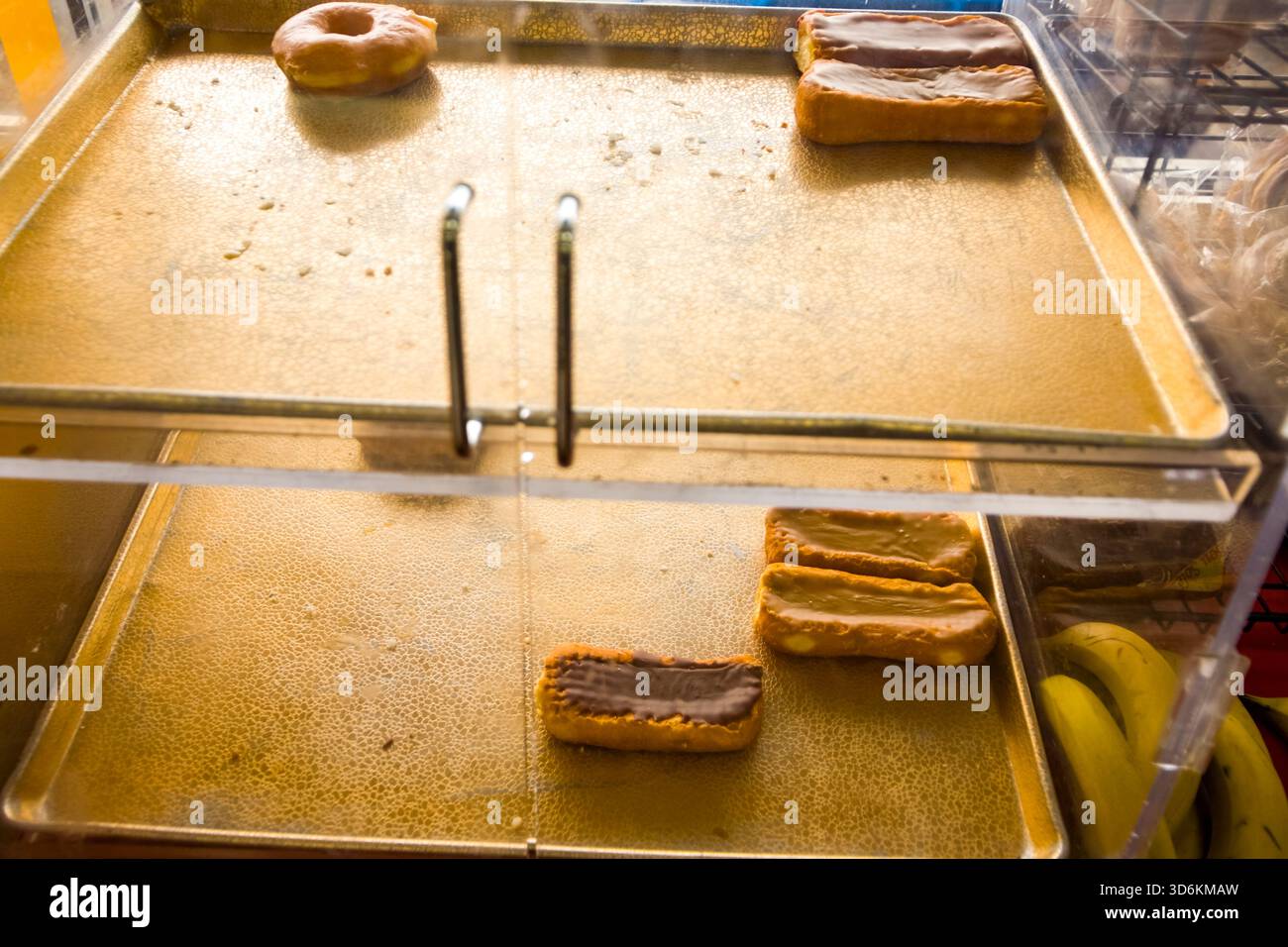 Convenience store interior case hi-res stock photography and images - Alamy