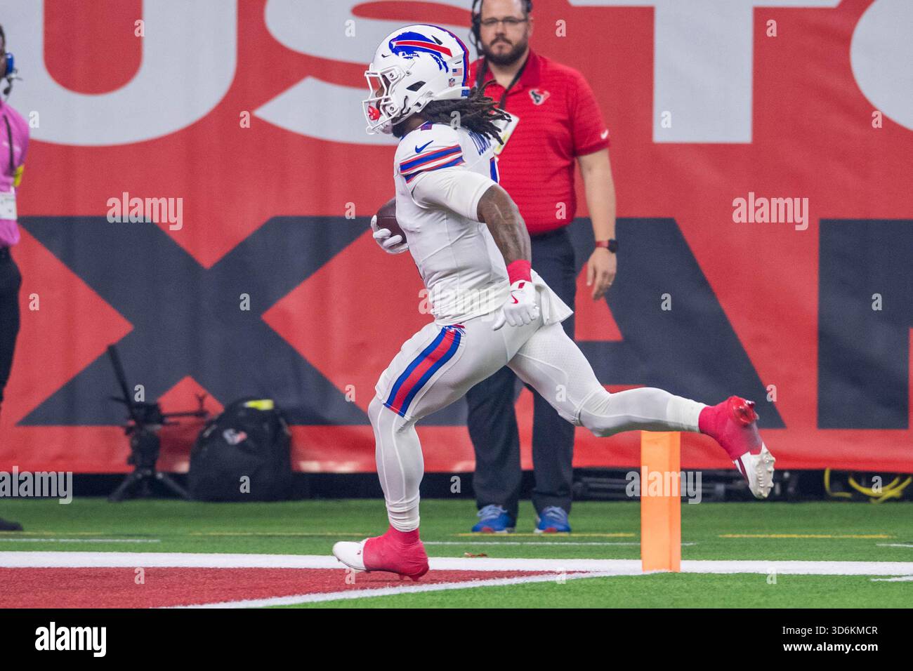 November 20, 2025: Buffalo Bills running back James Cook III (4) runs ...