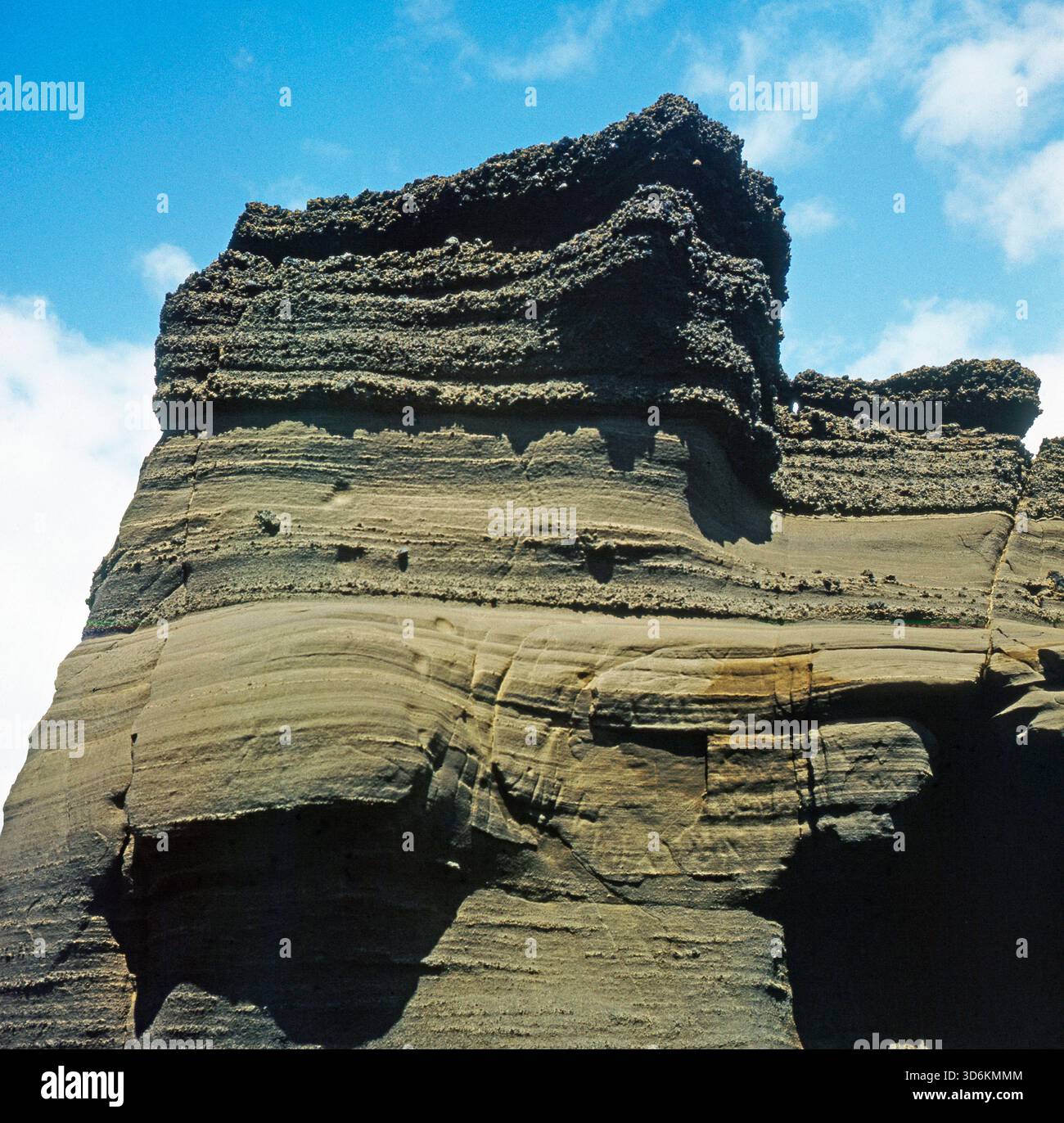 Natur als Konstrukteur, von Wind und Sand geschliffener Schichtkopf aus ...