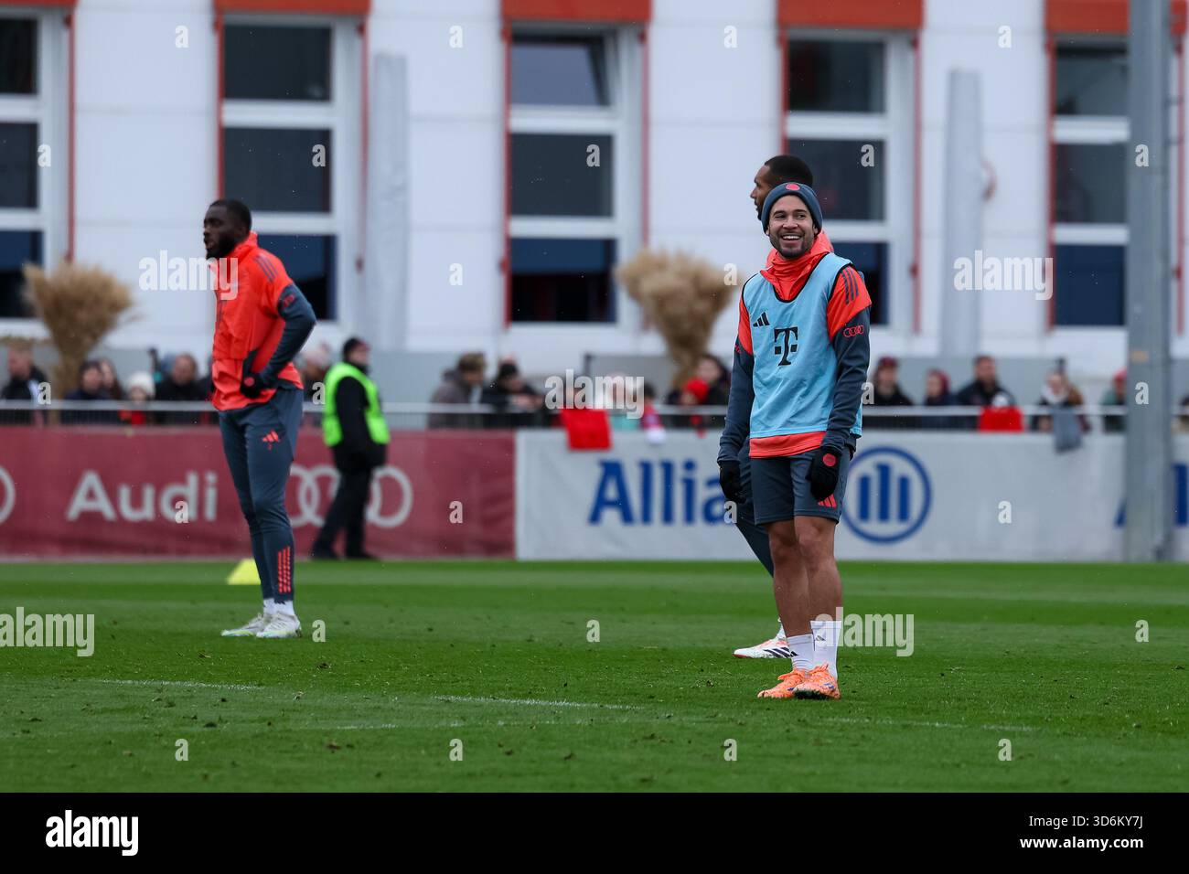 Raphael Guerreiro (FC FC Bayern Munich, #22) laughs, with Dayot ...