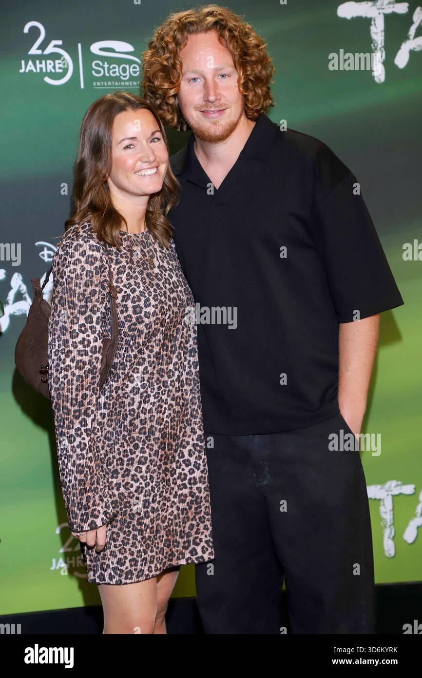 abb- Michael Schulte, Katharina Mayer auf dem Gruenen Teppich bei der Musical Premiere Tarzan im ...