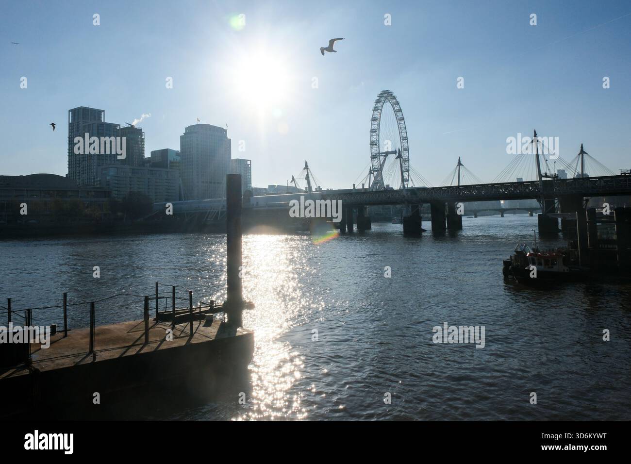 London, UK. 21st Nov 2025. A cold autumn morning in London. Embankment ...