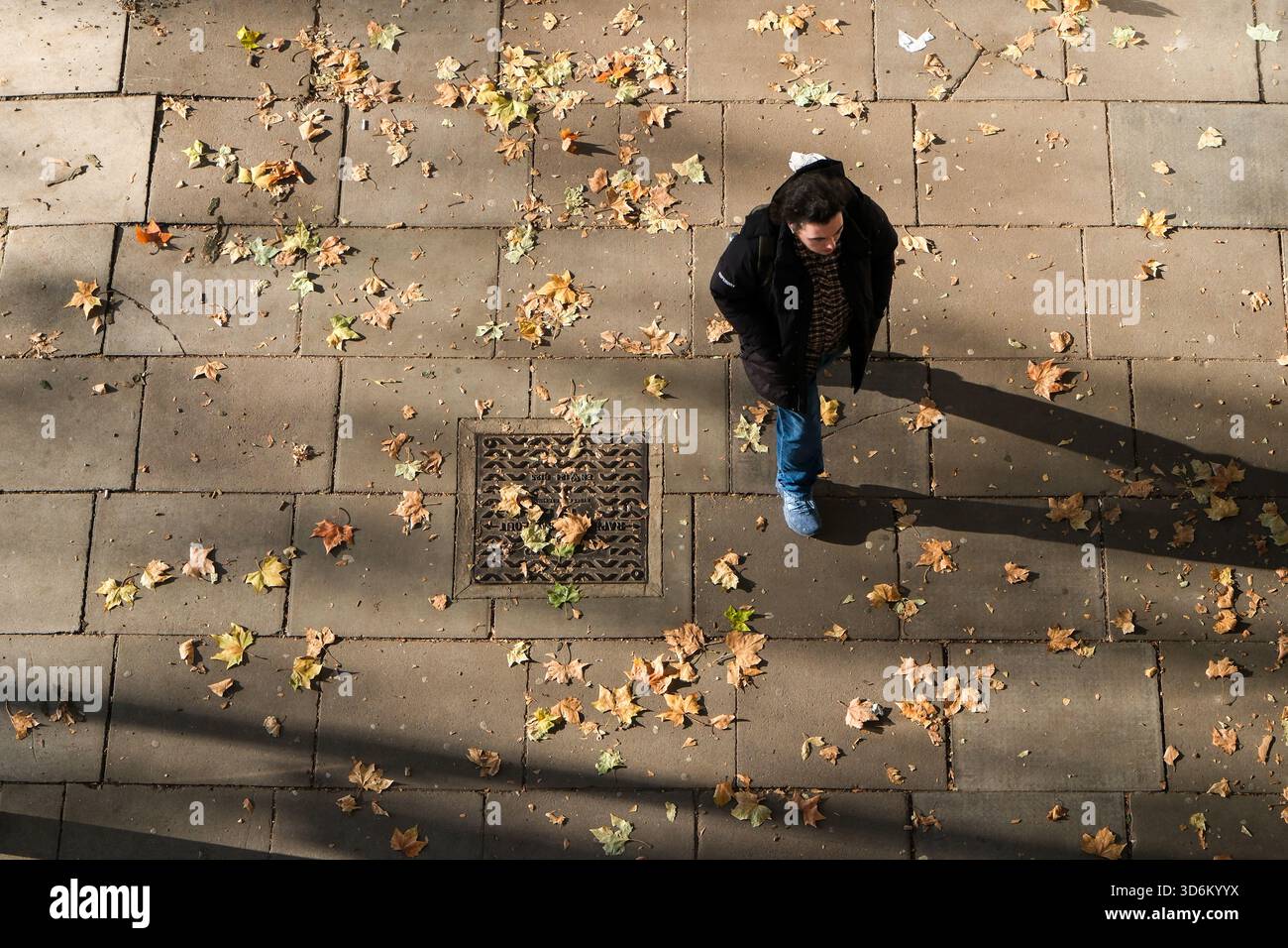 London, UK. 21st Nov 2025. A cold autumn morning in London. Embankment ...