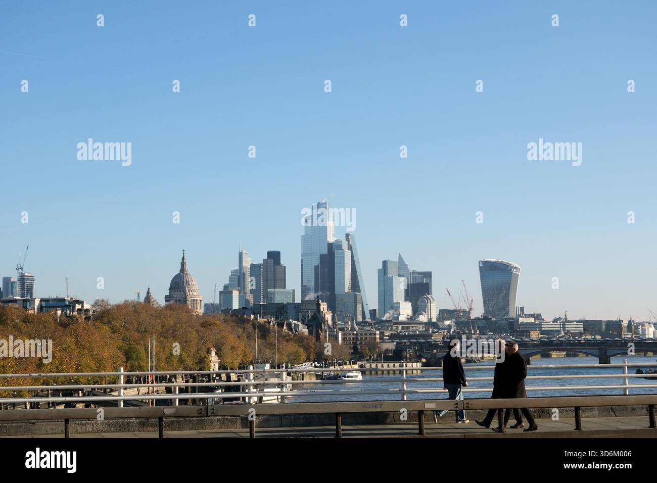 London, UK. 21st Nov 2025. A cold autumn morning in London. Embankment ...