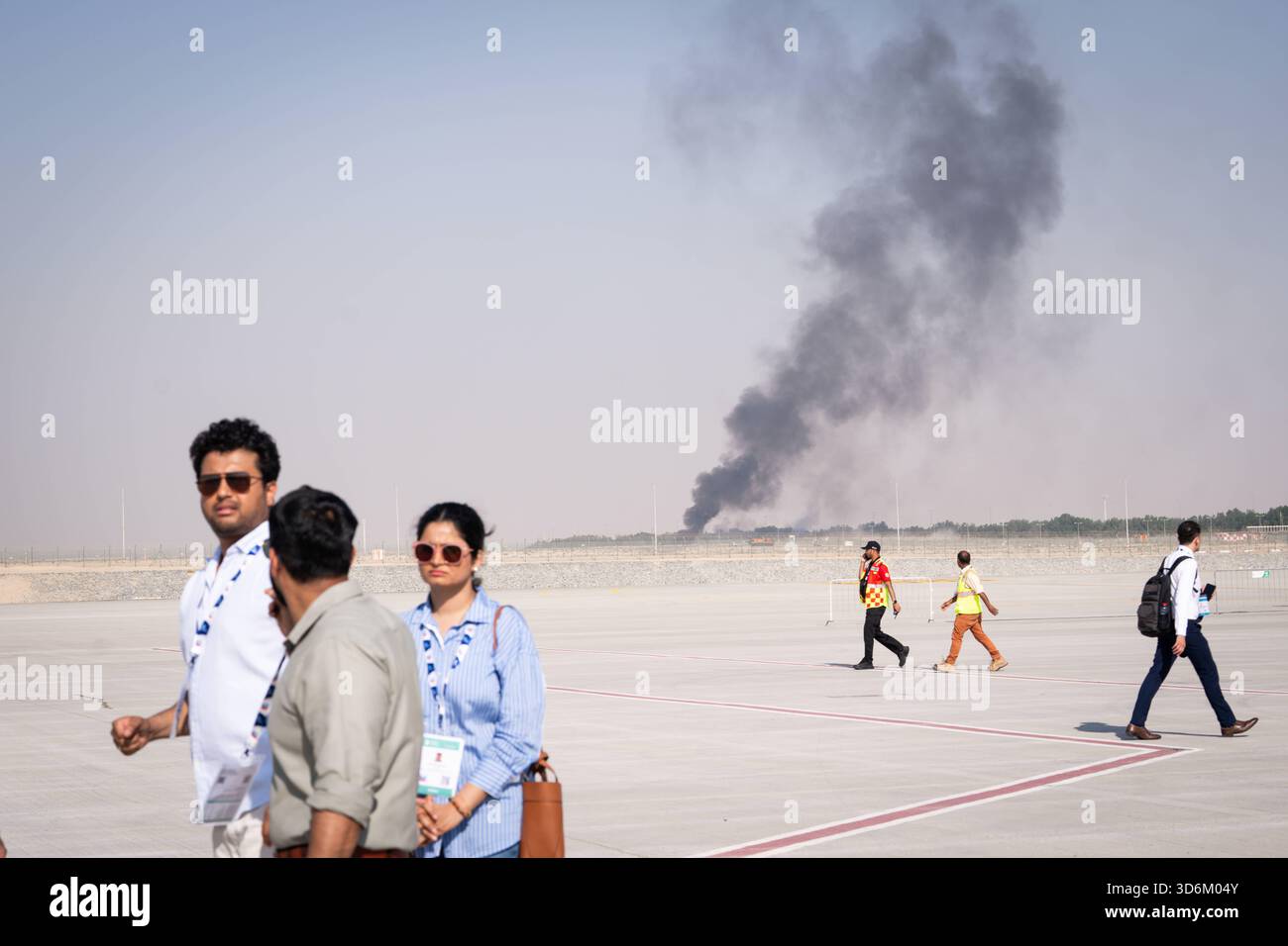 Flugzeugabsturz Dubai Airshow 2025 Die Rauchwolke und Zuschauer am ...