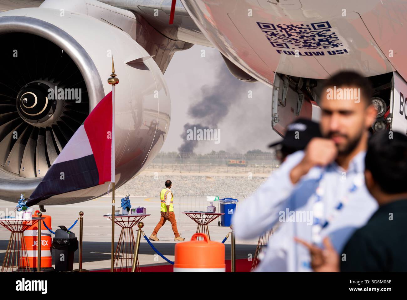 Flugzeugabsturz Dubai Airshow 2025 Die Rauchwolke am Rande des ...