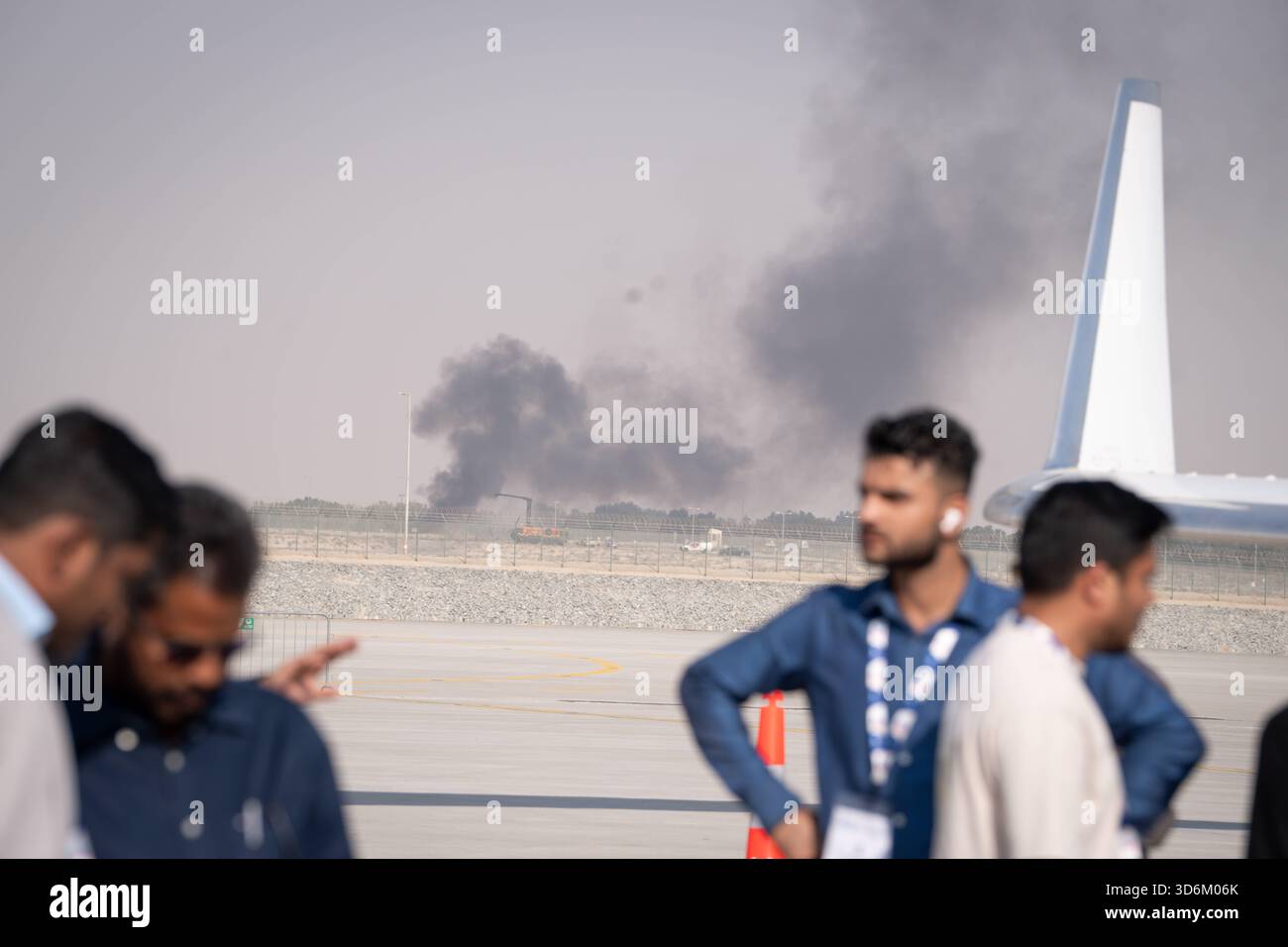 Flugzeugabsturz Dubai Airshow 2025 Die Rauchwolke und Zuschauer am ...