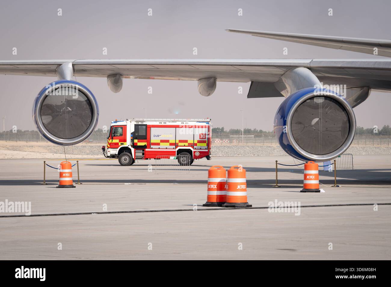 Flugzeugabsturz Dubai Airshow 2025 Feuerwehrauto am Rande des Flughafen ...