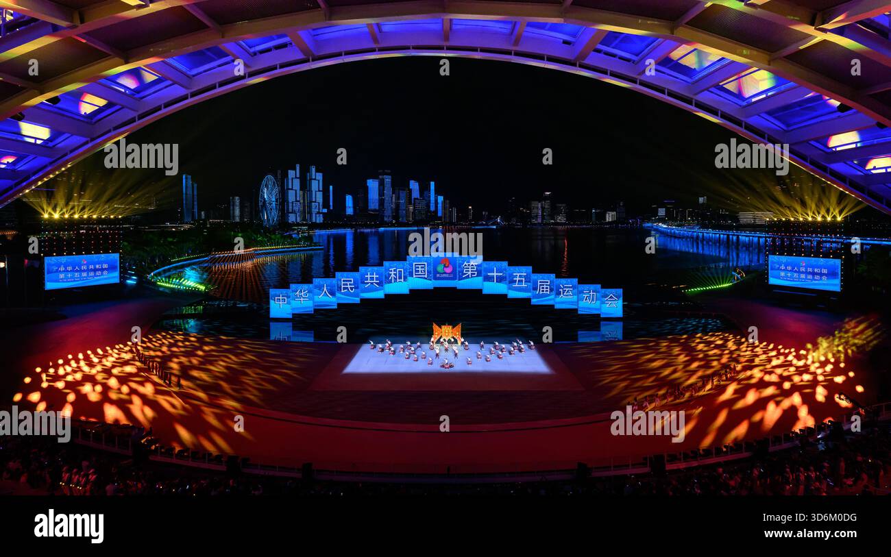 (251121) -- SHENZHEN, Nov. 21, 2025 (Xinhua) -- Artists perform before ...