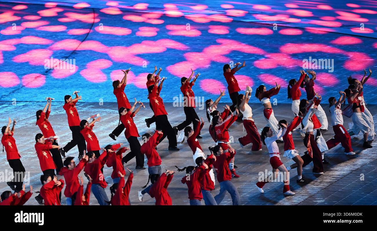 (251121) -- SHENZHEN, Nov. 21, 2025 (Xinhua) -- Artists perform before ...