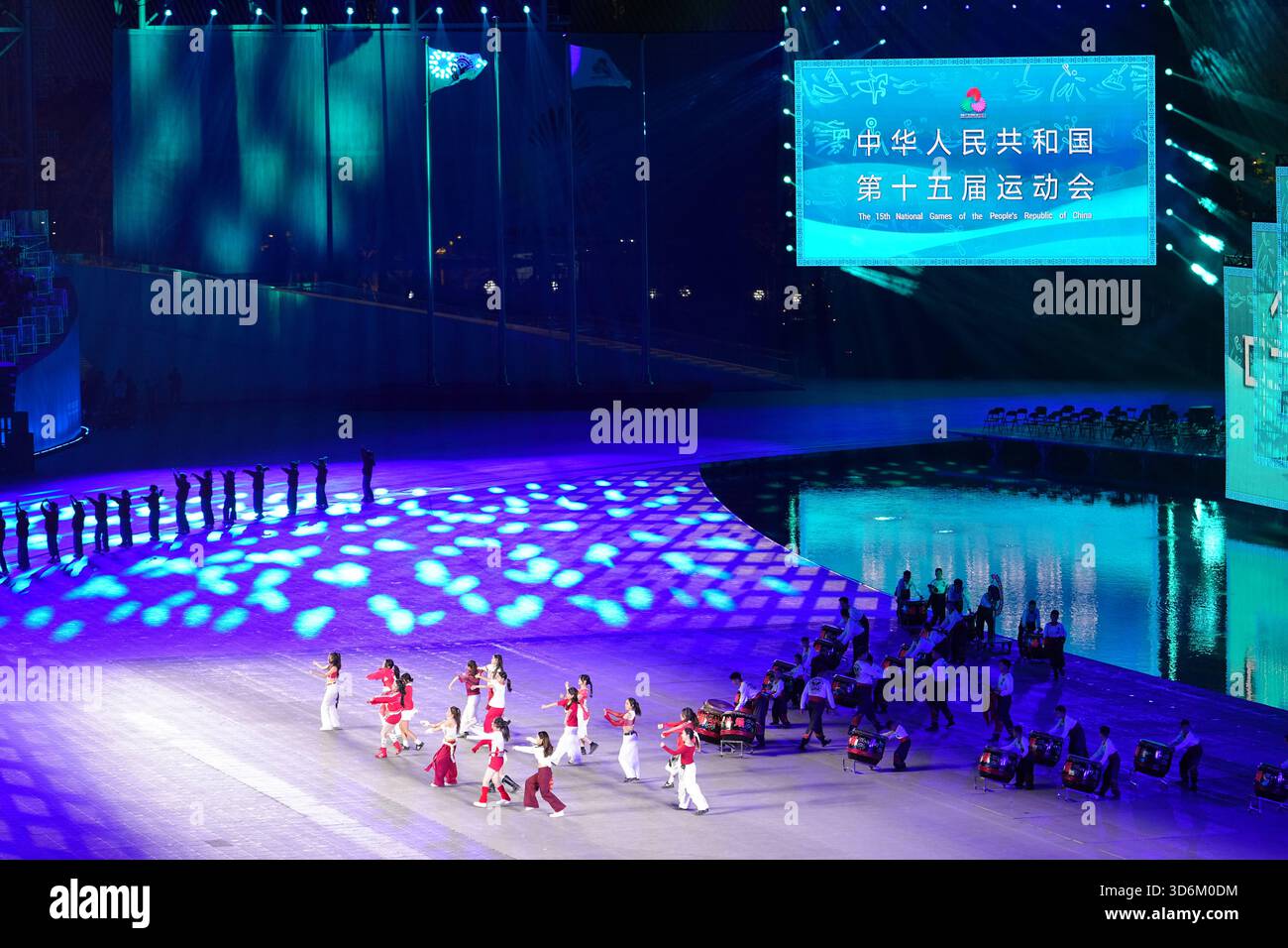 (251121) -- SHENZHEN, Nov. 21, 2025 (Xinhua) -- Artists perform before ...