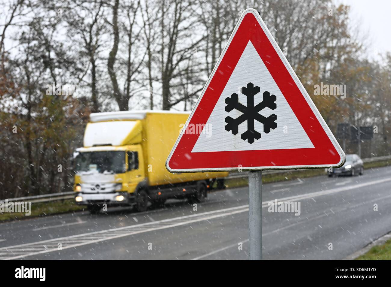 21 November 2025, Lower Saxony, Leer: A traffic sign on a road ...