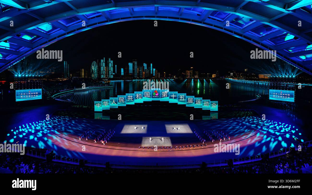 (251121) -- SHENZHEN, Nov. 21, 2025 (Xinhua) -- Artists perform before ...