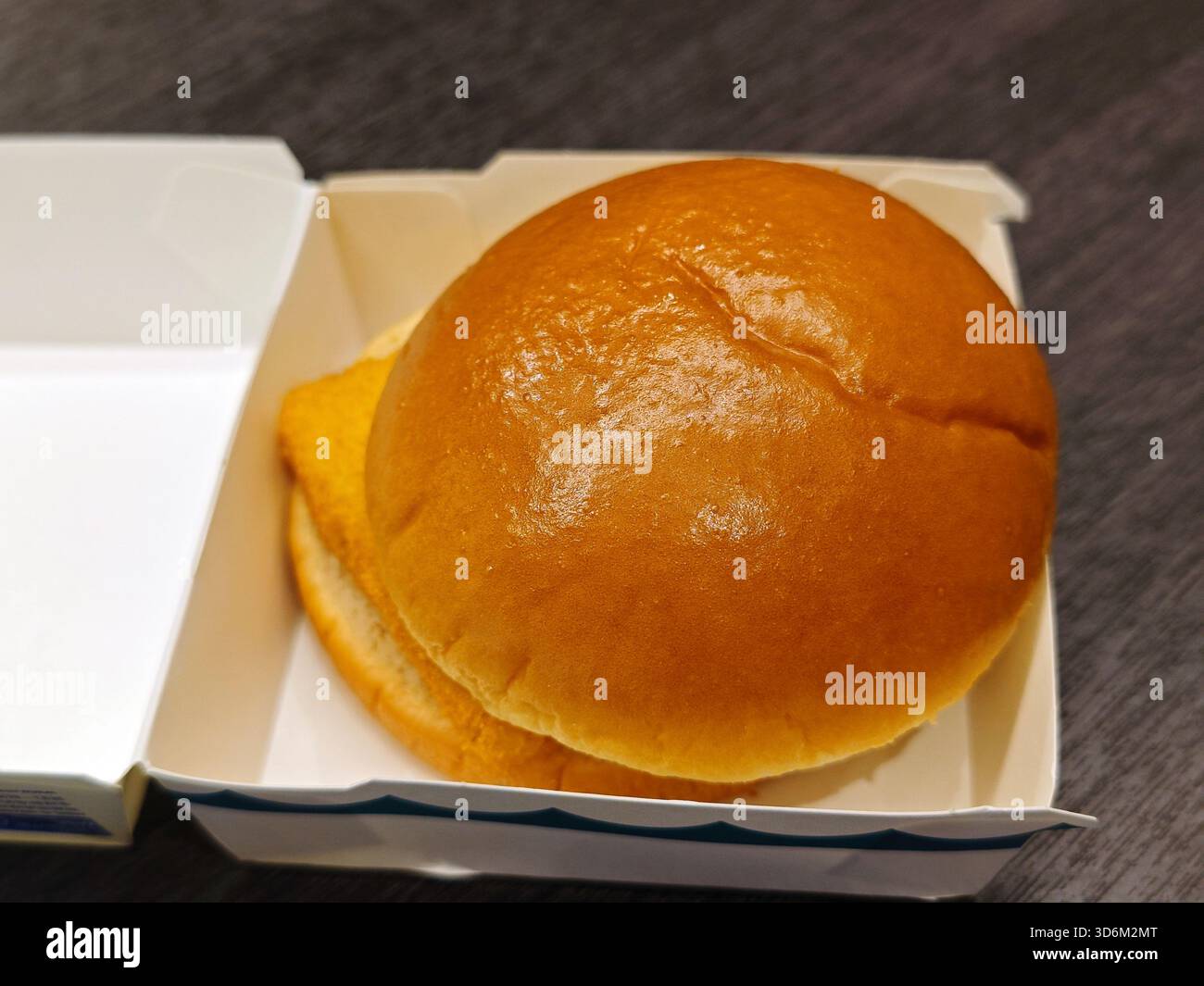 Fresh burger in box hi-res stock photography and images - Alamy