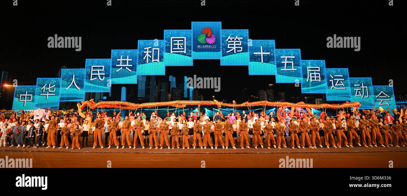 (251121) -- SHENZHEN, Nov. 21, 2025 (Xinhua) -- Artists perform before ...