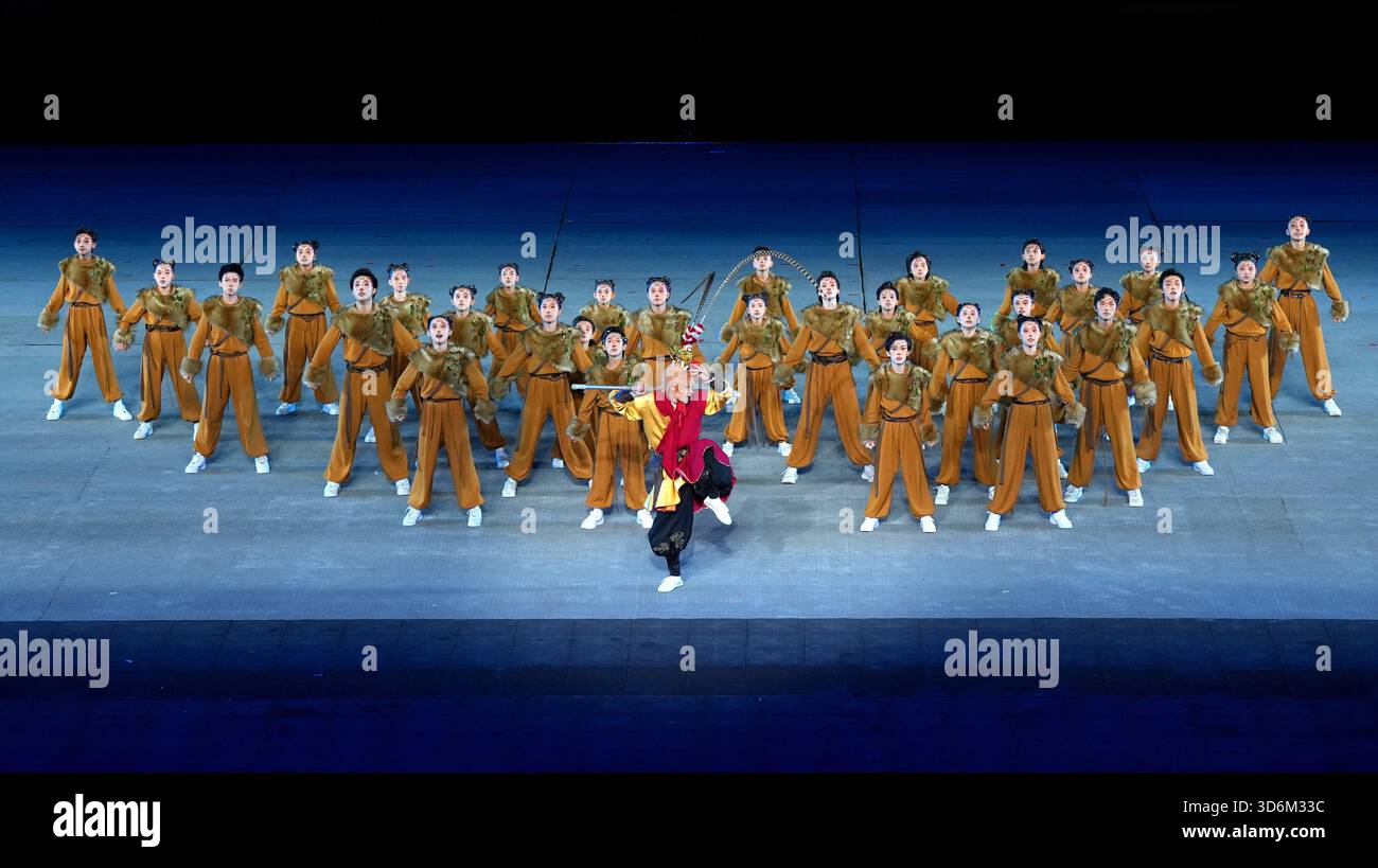 (251121) -- SHENZHEN, Nov. 21, 2025 (Xinhua) -- Artists perform before ...