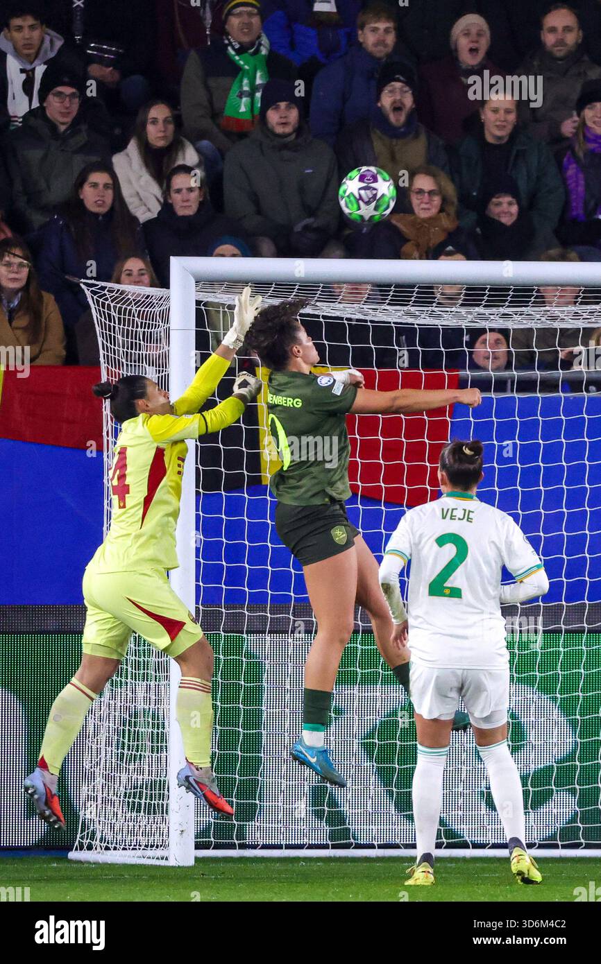 goalkeeper Rachele Baldi (24) of AS Roma and Jada Conijnenberg (9) of ...