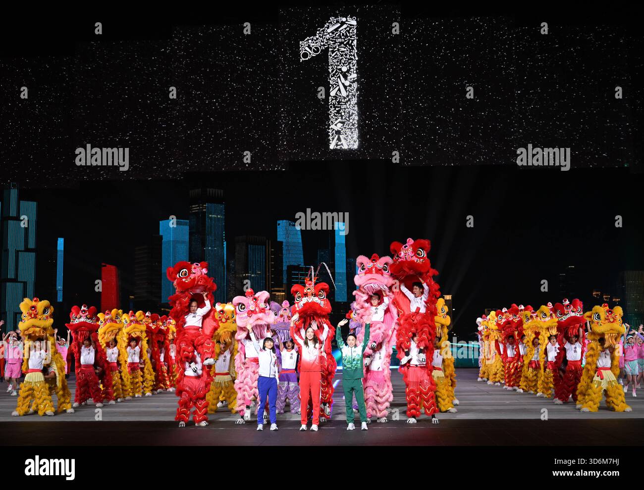 (251121) -- SHENZHEN, Nov. 21, 2025 (Xinhua) -- Artists perform during ...