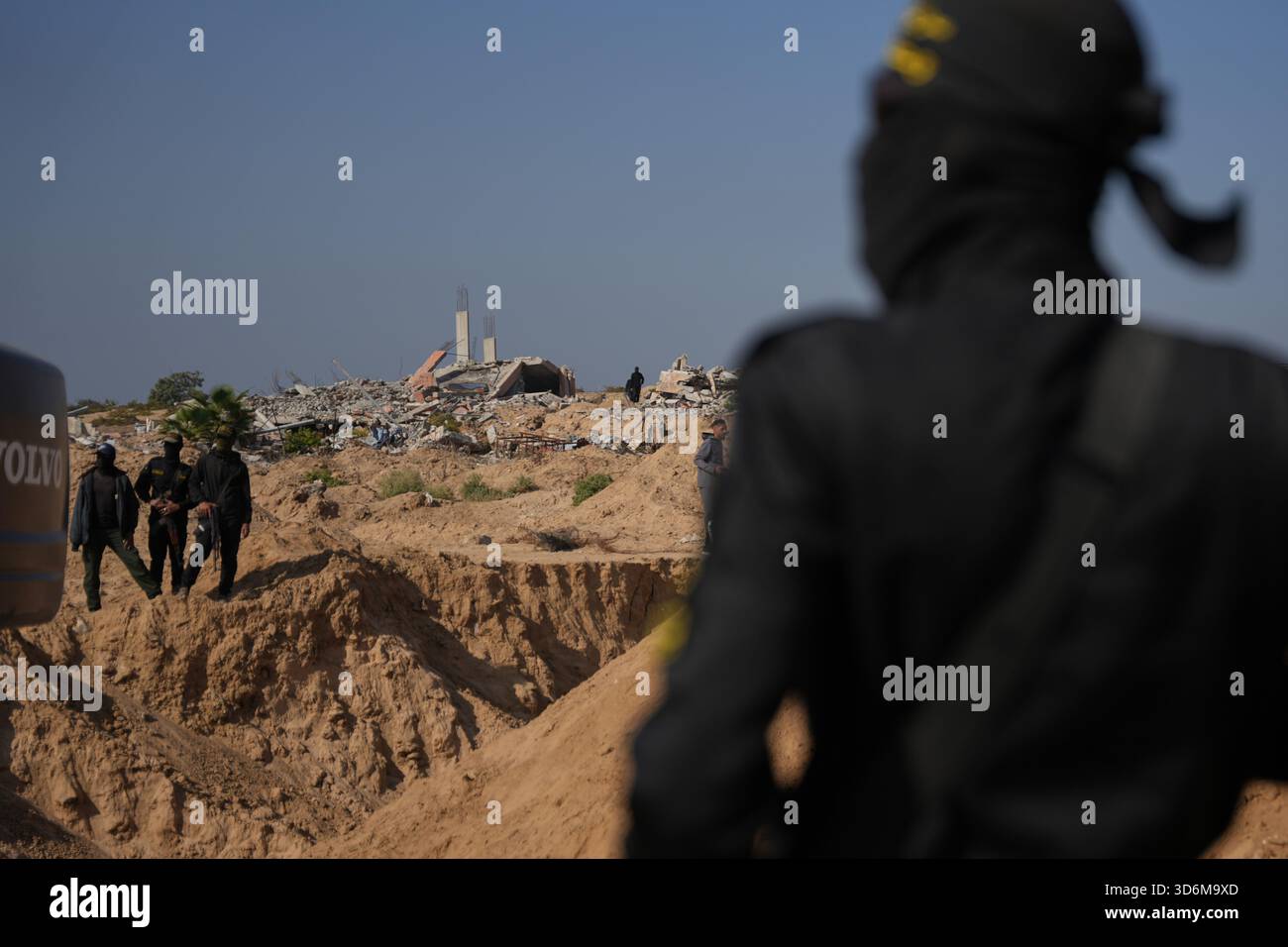 Islamic Jihad militants search for the bodies of hostages north of ...