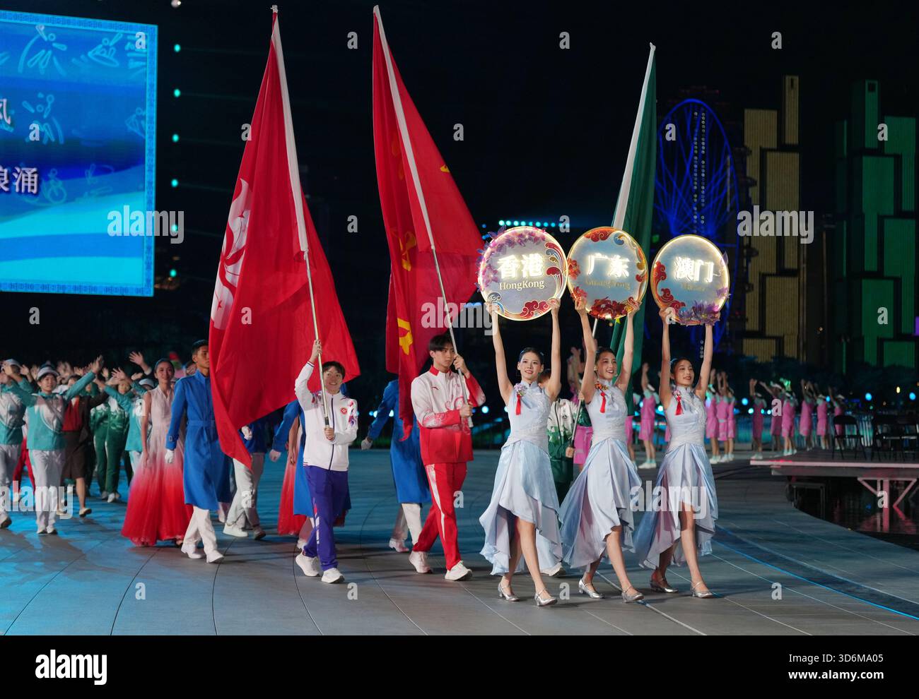 (251121) -- SHENZHEN, Nov. 21, 2025 (Xinhua) -- Members of Guangdong ...