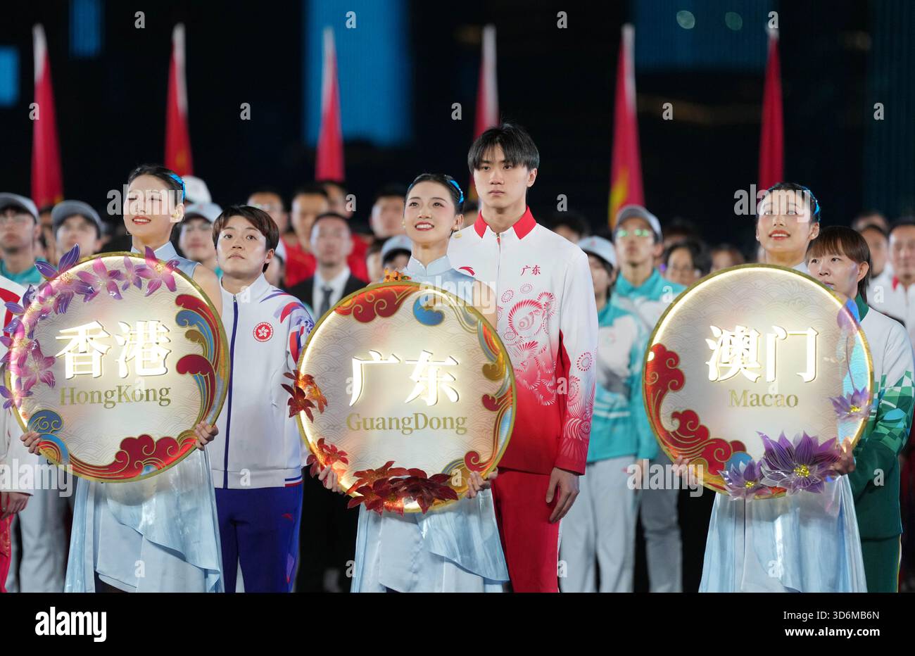 (251121) -- SHENZHEN, Nov. 21, 2025 (Xinhua) -- Chen Juner of Guangdong ...