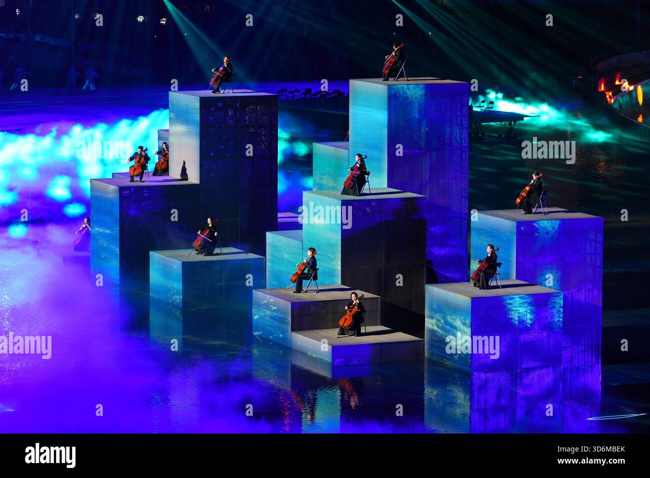 (251121) -- SHENZHEN, Nov. 21, 2025 (Xinhua) -- Artists perform during ...
