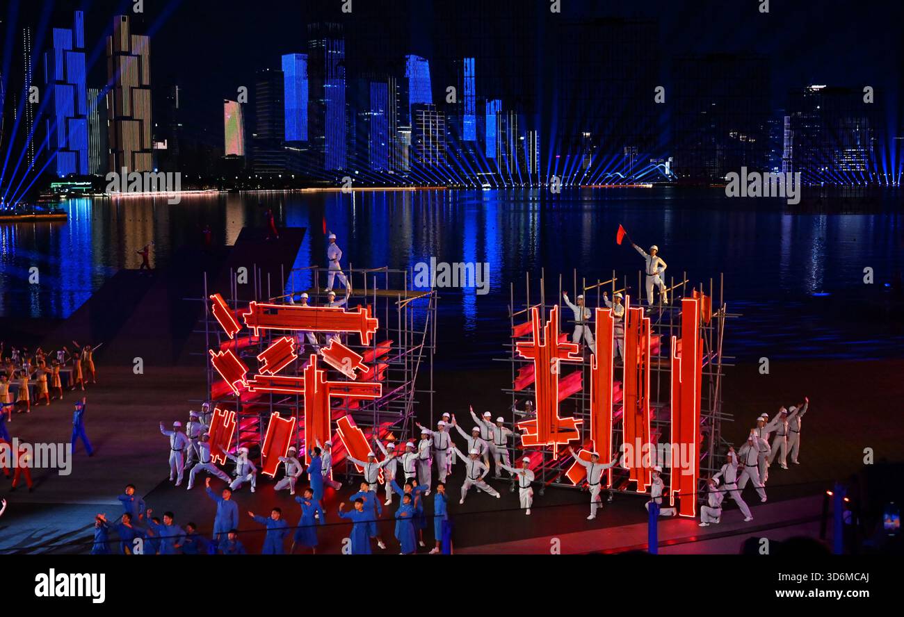 (251121) -- SHENZHEN, Nov. 21, 2025 (Xinhua) -- Artists perform during ...