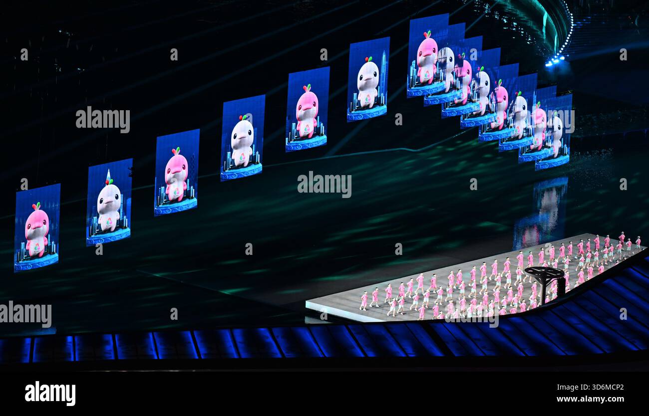 (251121) -- SHENZHEN, Nov. 21, 2025 (Xinhua) -- Artists perform during ...