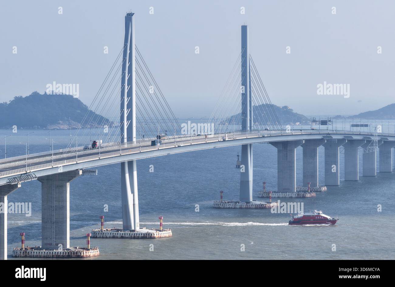 (251121) -- GUANGZHOU, Nov. 21, 2025 (Xinhua) -- An aerial drone photo taken on Oct. 19, 2025 ...