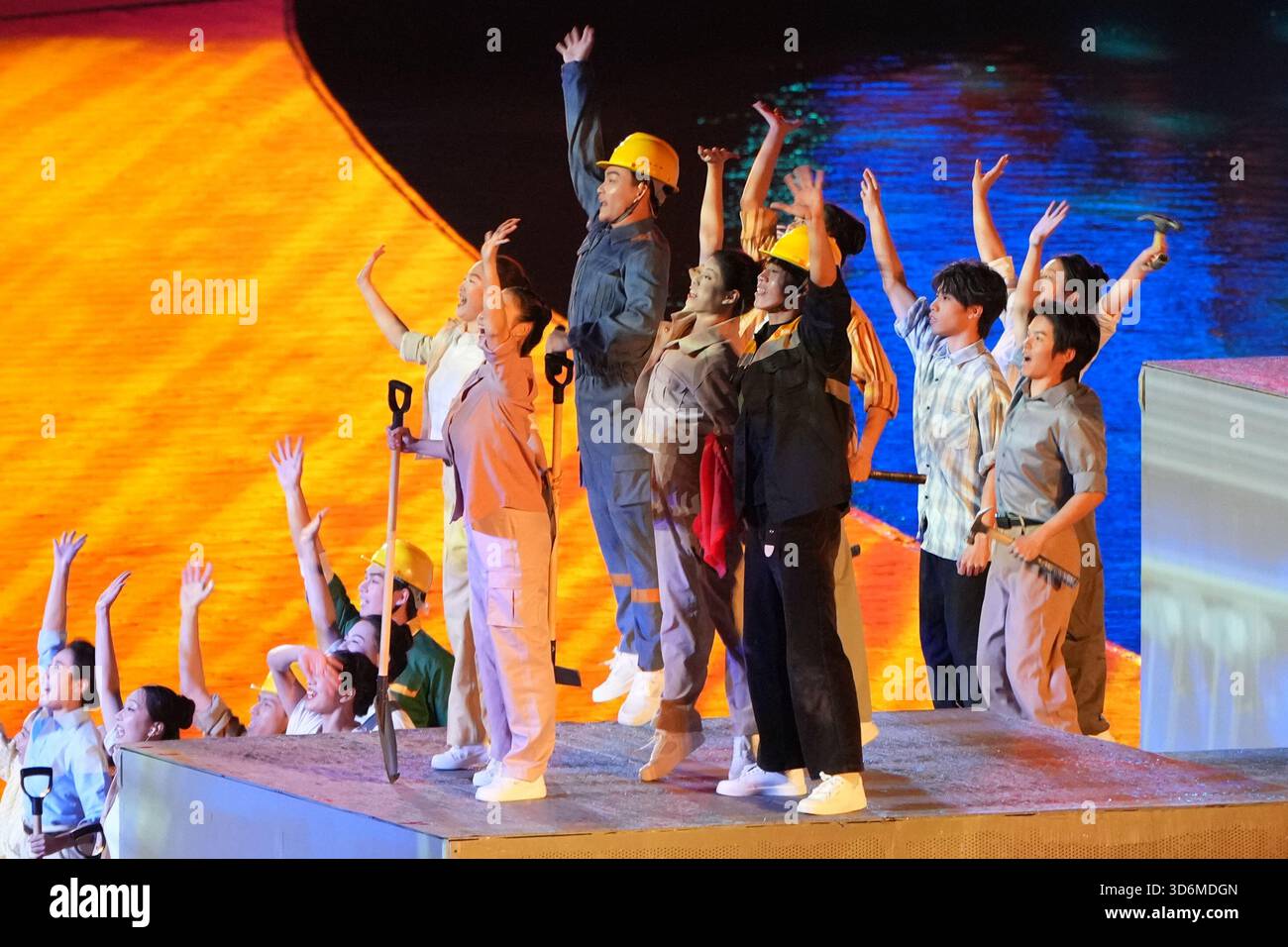 (251121) -- SHENZHEN, Nov. 21, 2025 (Xinhua) -- Artists perform during ...
