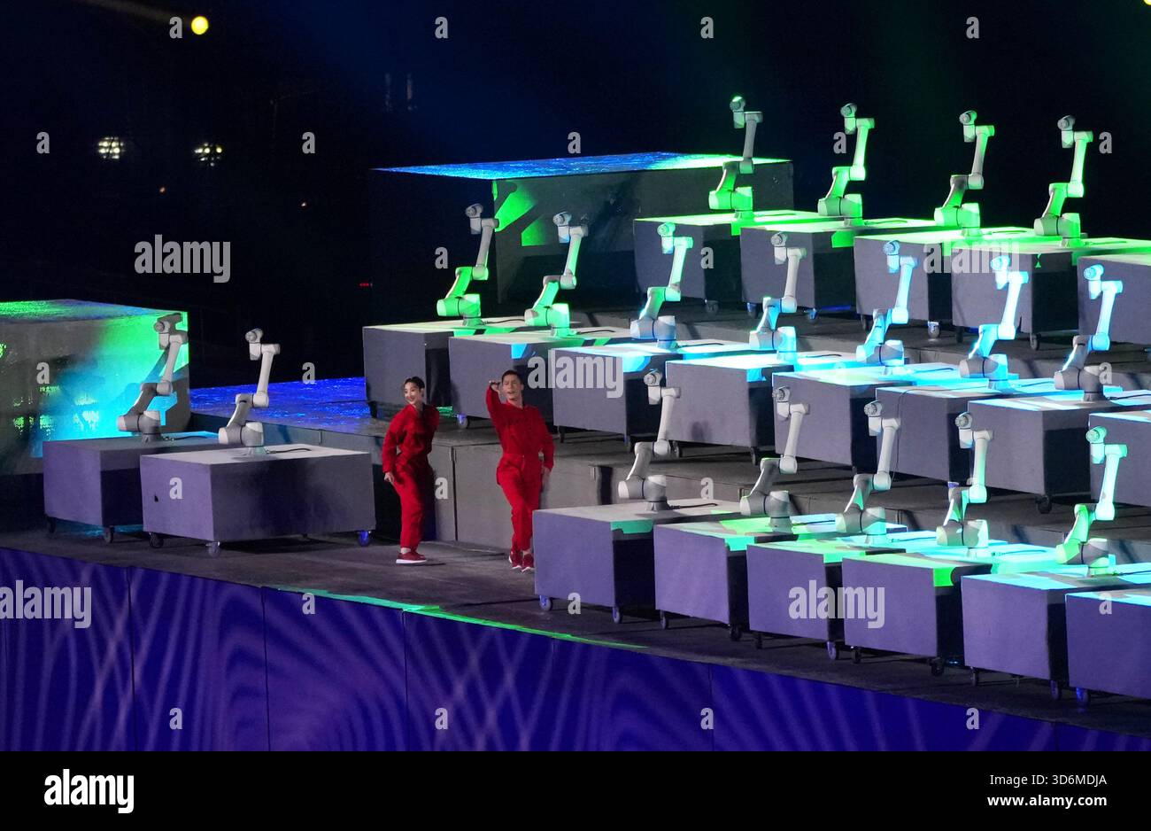 (251121) -- SHENZHEN, Nov. 21, 2025 (Xinhua) -- Artists perform during ...