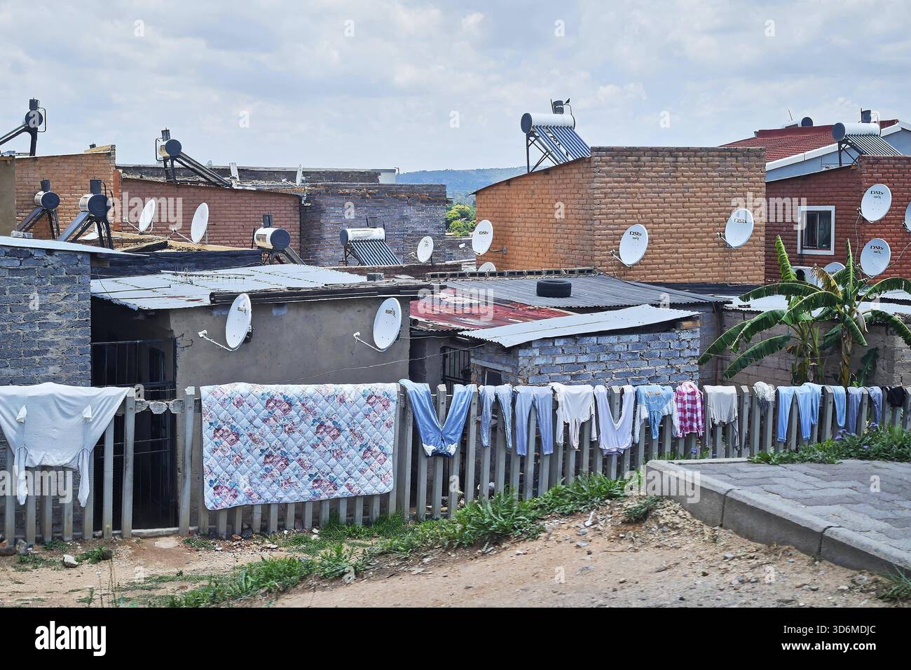 Johannesburg, Südafrika, 21.11.2025: Ärmlicher Vorort *** Johannesburg ...