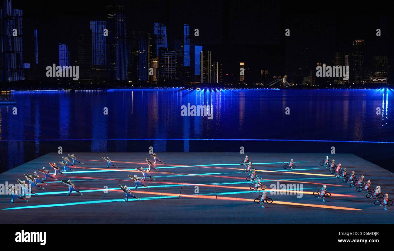 (251121) -- SHENZHEN, Nov. 21, 2025 (Xinhua) -- Artists perform during ...