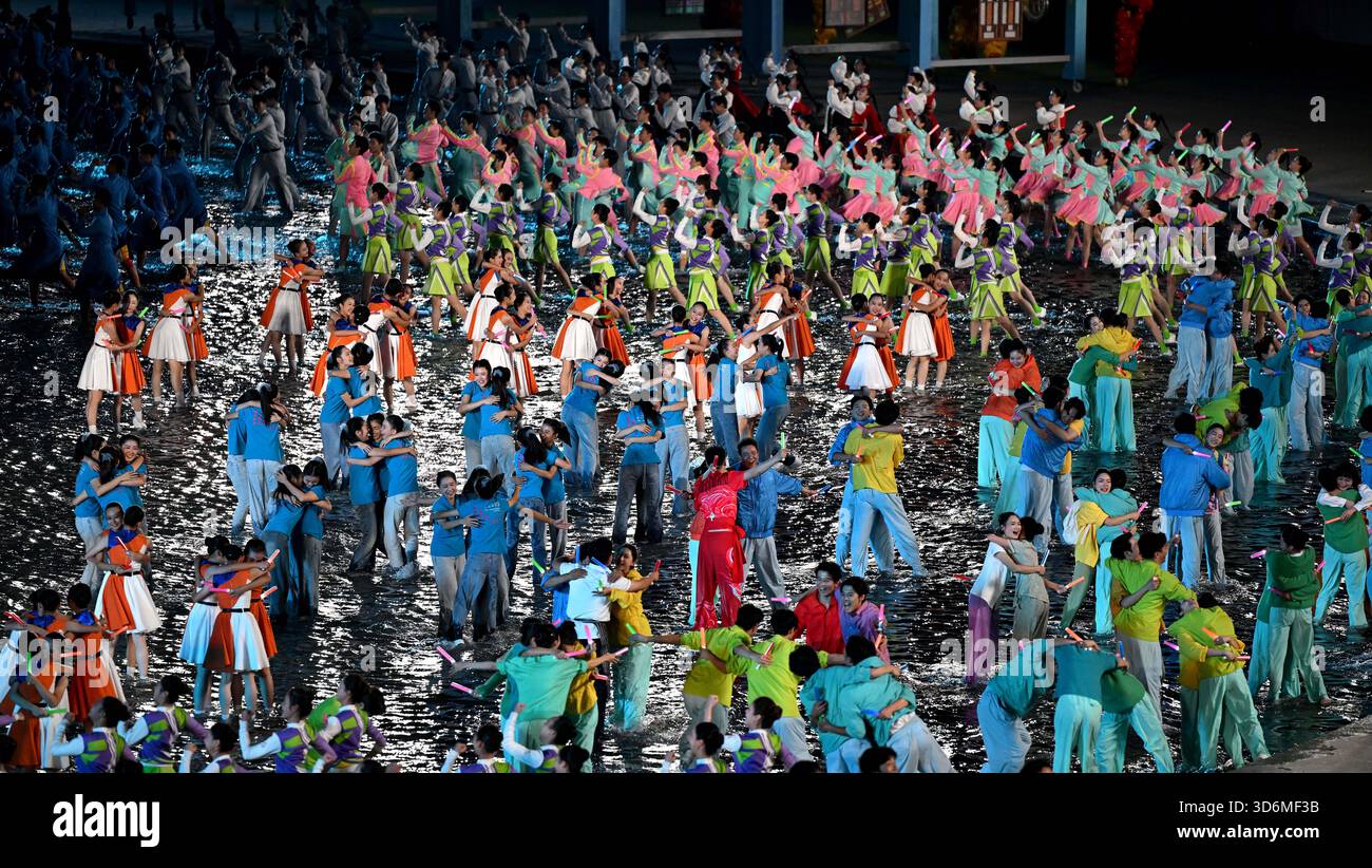(251121) -- SHENZHEN, Nov. 21, 2025 (Xinhua) -- Artists perform during ...