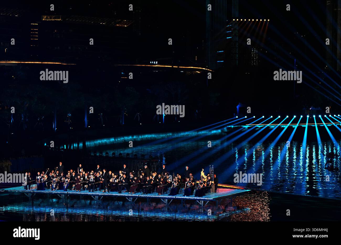 (251121) -- SHENZHEN, Nov. 21, 2025 (Xinhua) -- Artists perform during ...