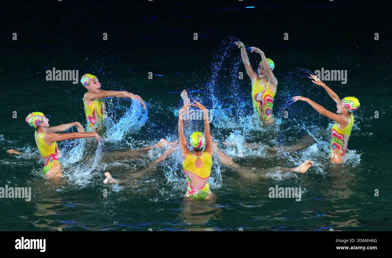(251121) -- SHENZHEN, Nov. 21, 2025 (Xinhua) -- Artists perform during ...