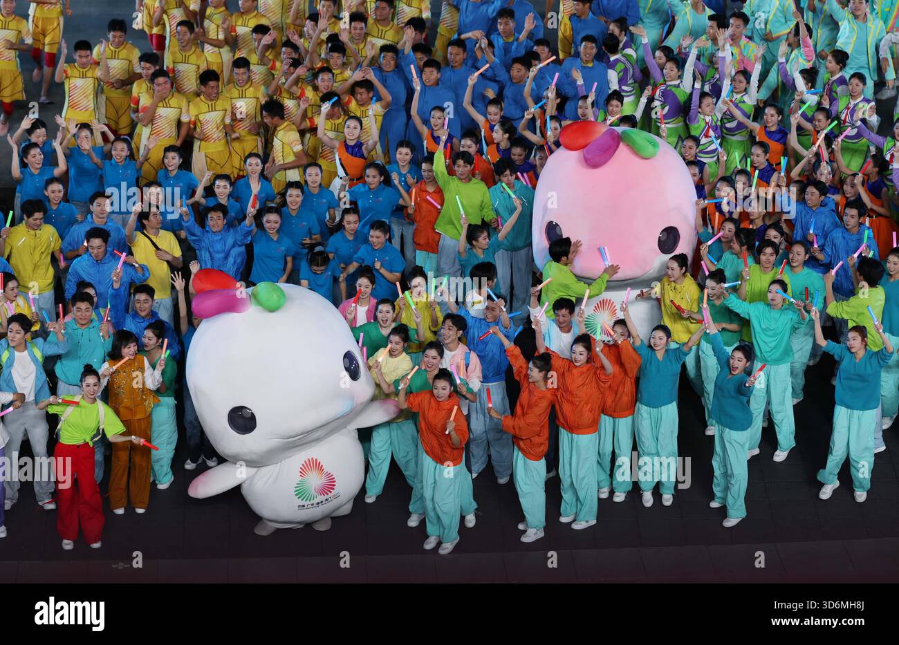 (251121) -- SHENZHEN, Nov. 21, 2025 (Xinhua) -- Mascots interact with ...